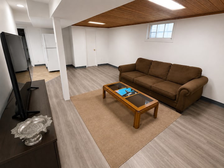 Cozy Modern Retreat For A Peaceful Stay. - North Battleford