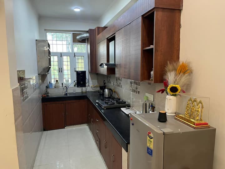 Cozy 2bhk With Balcony & Terrace - Noida