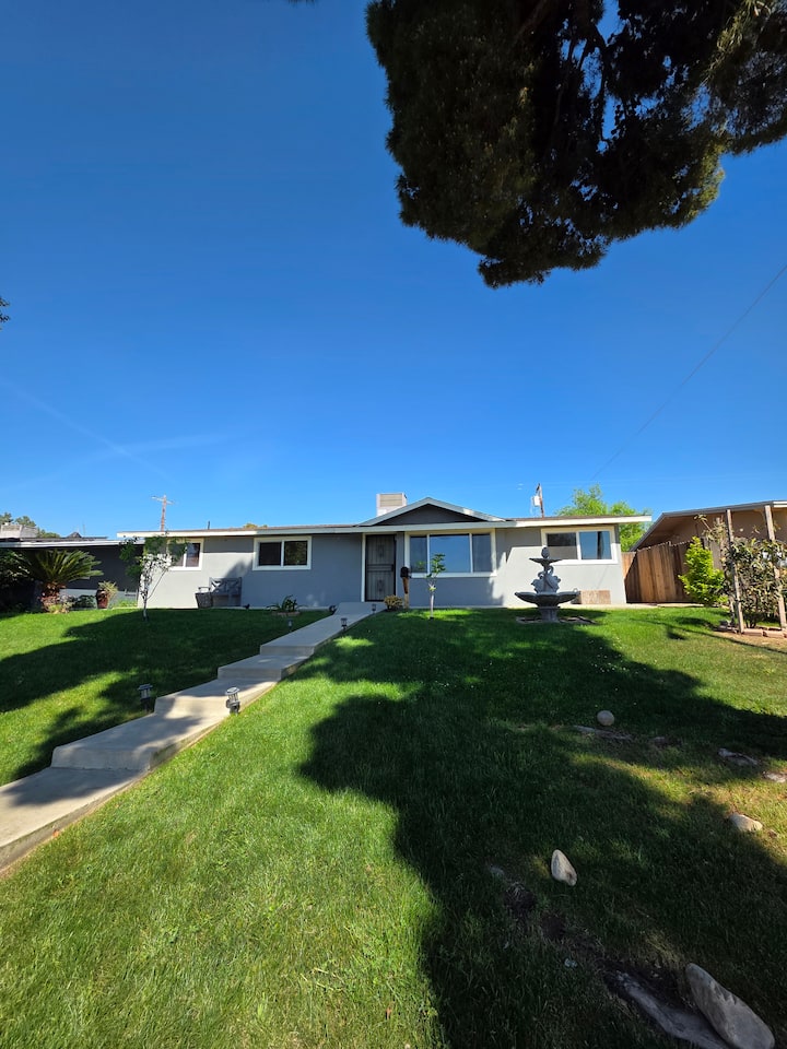 Wi-fi / Pool / Ac / Parking / Patio / Workspace - Bakersfield, CA