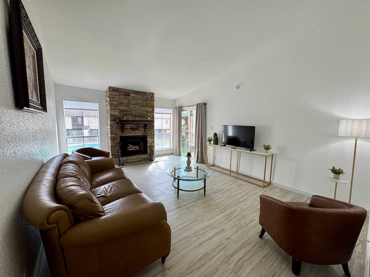 Spacious 2br Pool View Condo W/ Balcony & Fireplce - La Paloma, TX