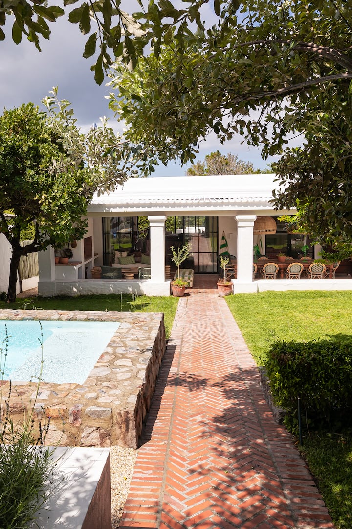 Stylish Coastal Retreat In The Heart Of Hermanus - Hermanus