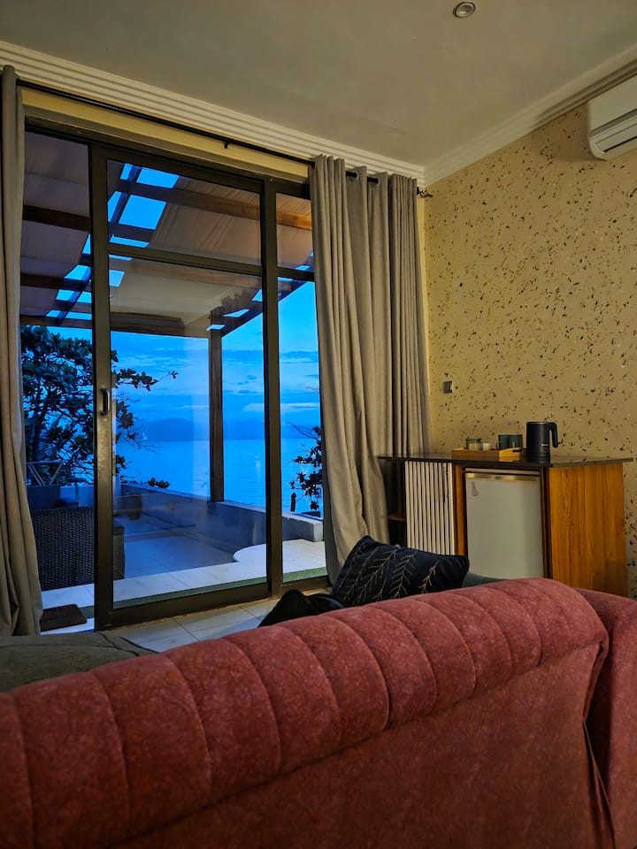 Lakefront :Sunflower Rooftop Suite - Malawi