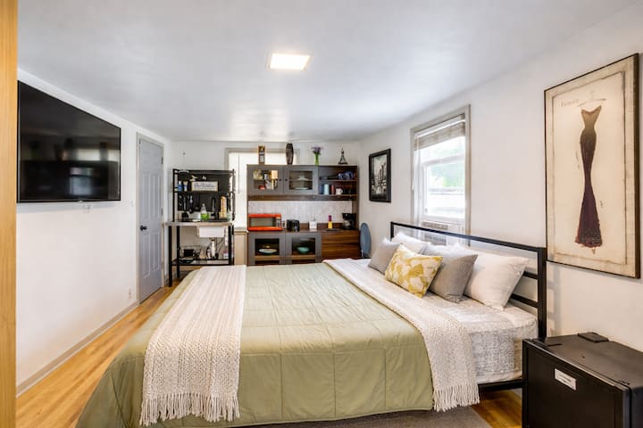 Cozy Private Studio Near The Water + Kitchenette - Fond du Lac, WI