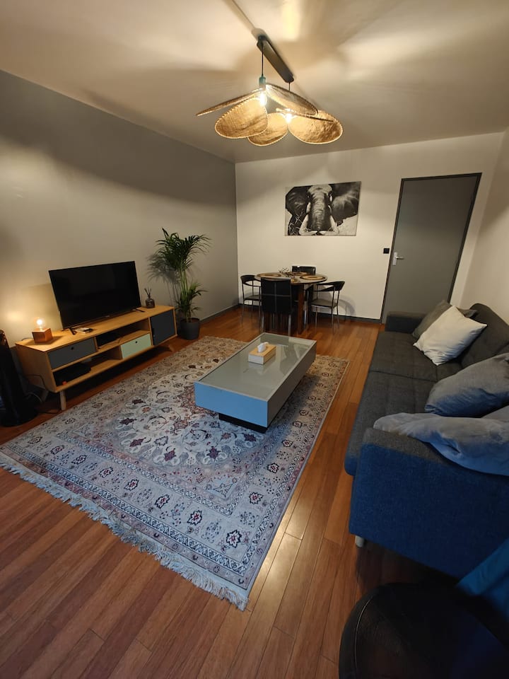 Grand Deux Pièces Avec Parking Privé Et Balcon - Neuilly-sur-Seine