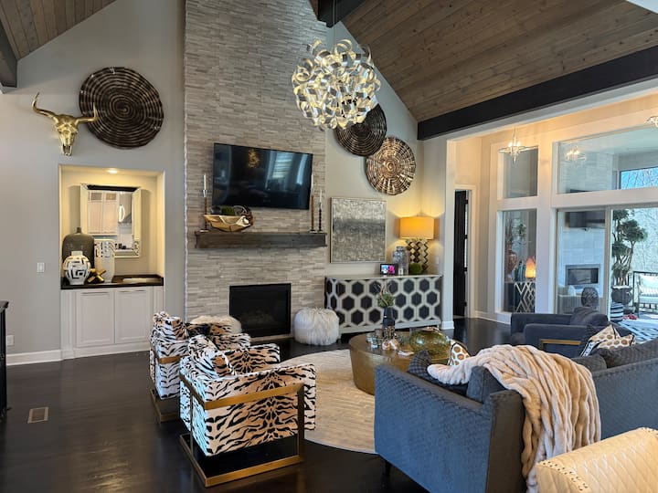 Modern Oasis For World Cup Fans | Pool | Large 4br - Lake Waukomis, MO