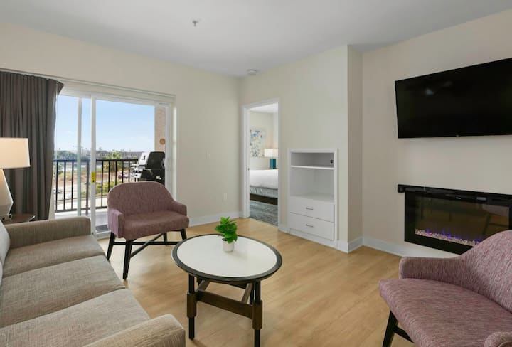 Spacious Oceanside Summer Retreat A - Oceanside, CA