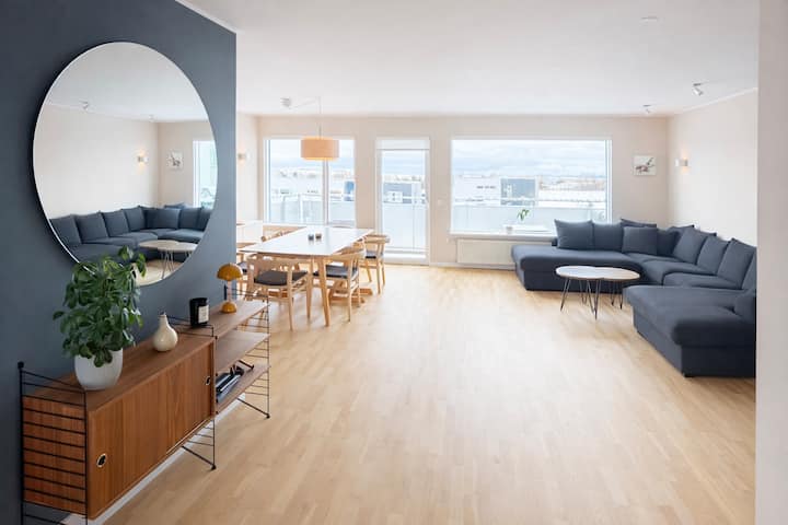 Bright 3-bedroom Family Apartment With Scenic View - Reykjavik