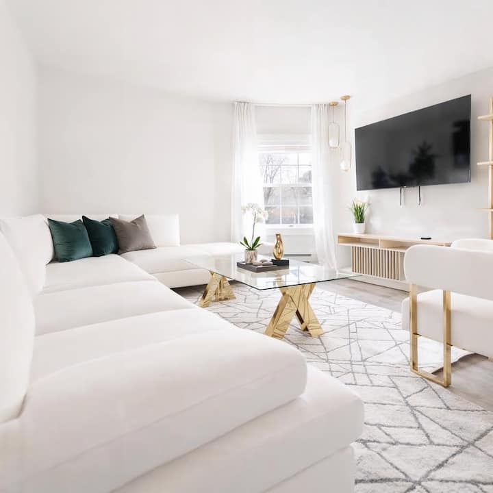 Comfortable Escape | Free Parking | Pets Allowed - White Plains, NY