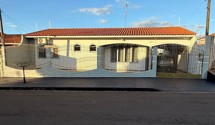 Casa Espaçosa Com Churrasqueira E Garagem - Maringá