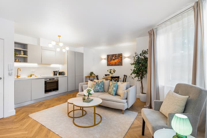 Stylish Seaside Apartment | Minutes From Beach - Eastbourne