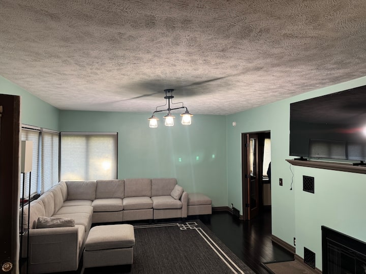Spacious 4 Br Home W/ Jacuzzi & Foosball - Saugatuck, MI