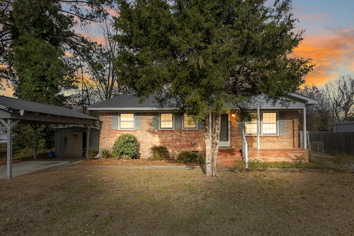 King Bed | 5 Bedrooms | Ideal For Midterm Stays - Fayetteville, NC
