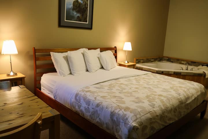 King Bed Jacuzzi Suite - Adventure Inn In Ely! - Ely, MN