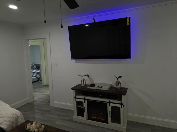 Modern Oasis Near Clt Airport: Hot Tub & Lounge - Charlotte, NC