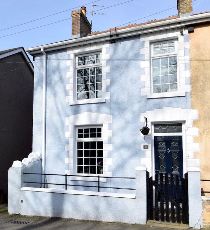 Charming Blue Cottage - Bridgend