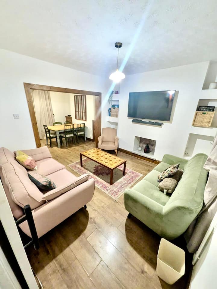 Charming Blue Cottage - Bridgend