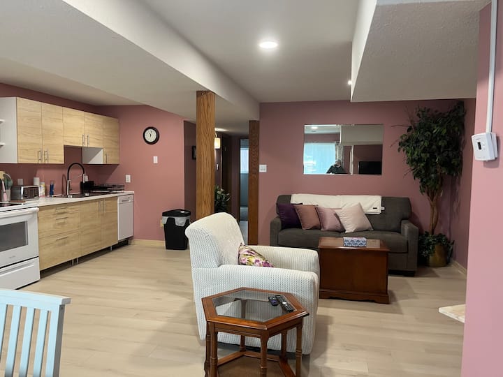Great Cozy, Comfy & Spacious 1 Bdrm Bsmt Suite - Canada