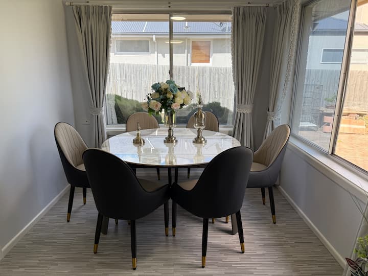 Cozy Lara Home | 3 Queen Bed | Netflix | Gaming Tv - Avalon Airport