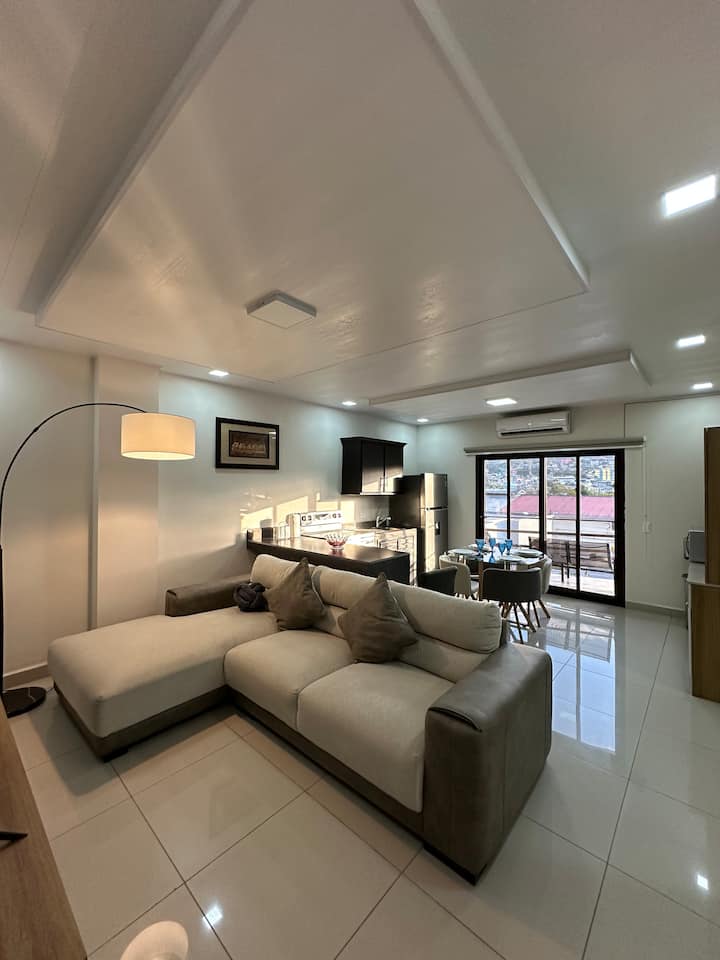 Moderno Condominio 3a,balcón, King Bed, Wifi Y A/c - Honduras