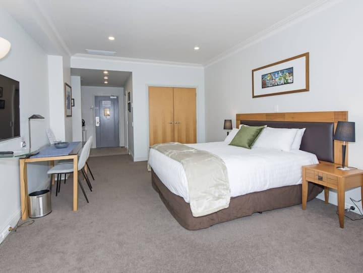Sky-high City Retreat Level 12 Studio Apartment - Auckland