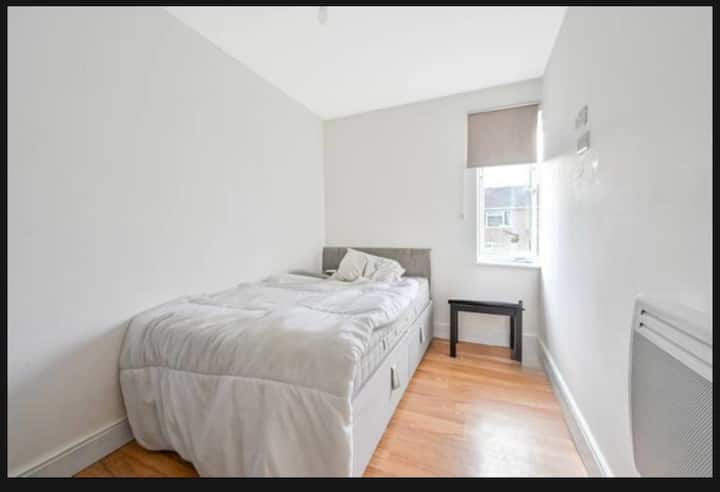 Decent House To Live, Two Bedroom And One Washroom - Woking