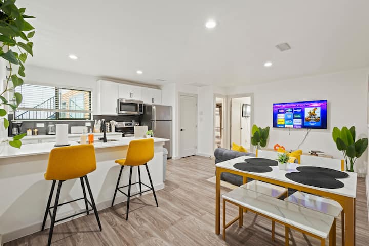 Modern & Stylish 1 King Bed Near Medical District - Dallas, TX