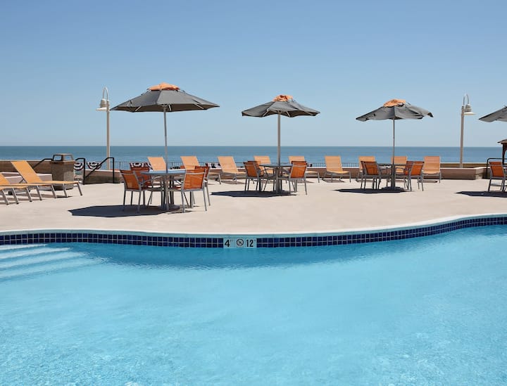 Beautiful Oceanfront Condo With Beach Access - Atlantic City, NJ