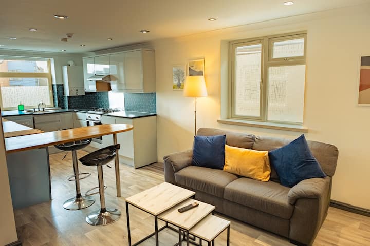Chic 3 Bed Flat | Near City - Cardiff University