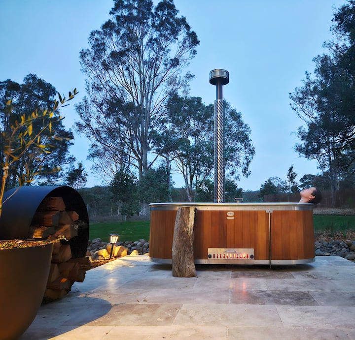 Wood-fired Hot Tub + Sauna. Luxury Couples Retreat - Hunter Valley