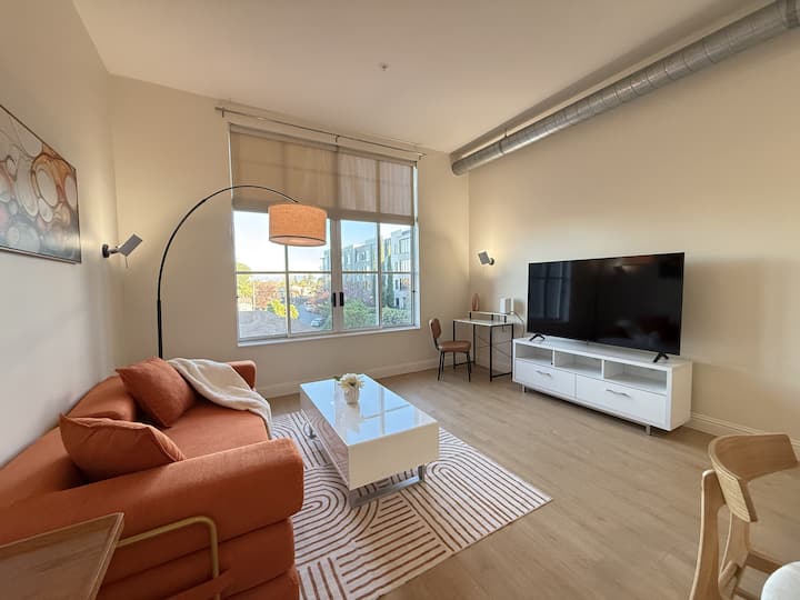 Modern And Luxurious Santana Row Apartment - Santa Clara, CA