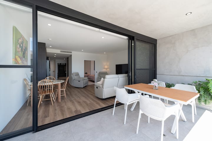 Stylish Modern Apartment Walk To Cafés & Train - Nedlands