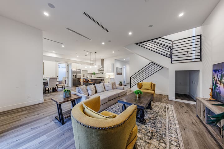 7br/7.5ba Double Villa In Melrose W/ Free Parking - Beverly Hills, CA