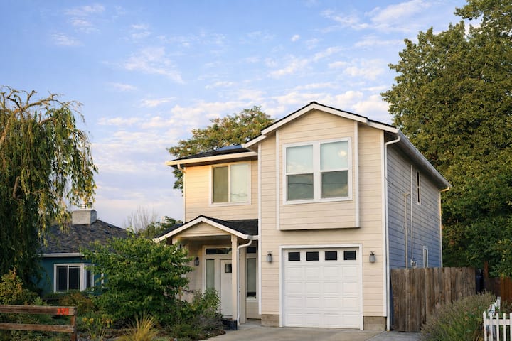 Modern Retreat Near Downtown Salem - Salem, OR