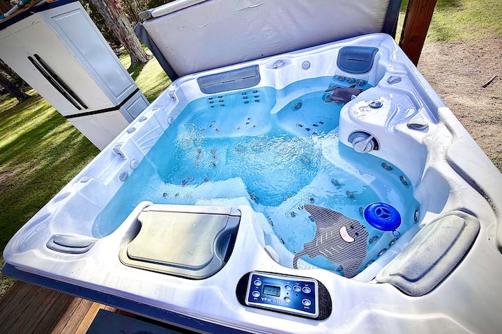 Private 4-acre Retreat. Hot Tub. Pond. Fast Wifi - State park, Fairfield