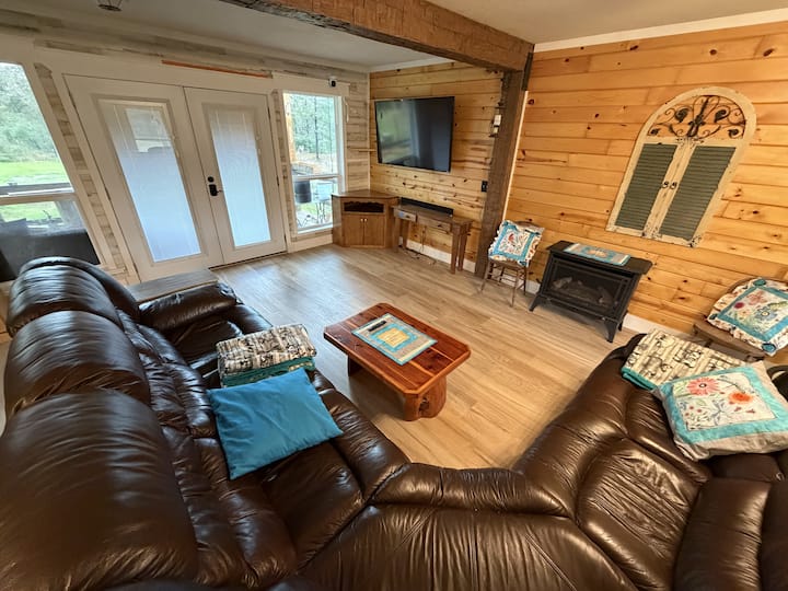 Private 4-acre Retreat. Hot Tub. Pond. Fast Wifi - State park, Fairfield