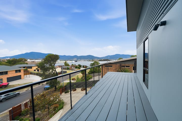 Hobart Retreat | River Views, Spa, Family Stay - Hobart