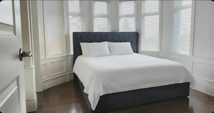 Large 6br / Sleep 12+ / Free Front Street Parking - Vancouver
