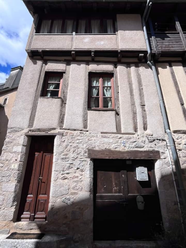Petite Maison De Village Atypique Sur 3 Niveaux - Entraygues-sur-Truyère