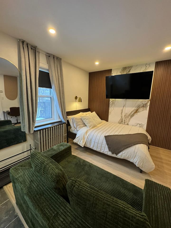 Cozy Downtown Upper Studio - Greater Sudbury