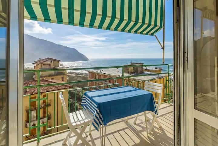 [Sunshine - 5 Star]: Sea View, Front Beach, Wi-fi - Levanto