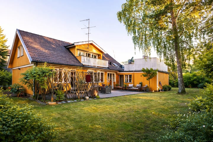 Stor Villa Med Magisk Sjöutsikt – Plats För 12p - Stockholm