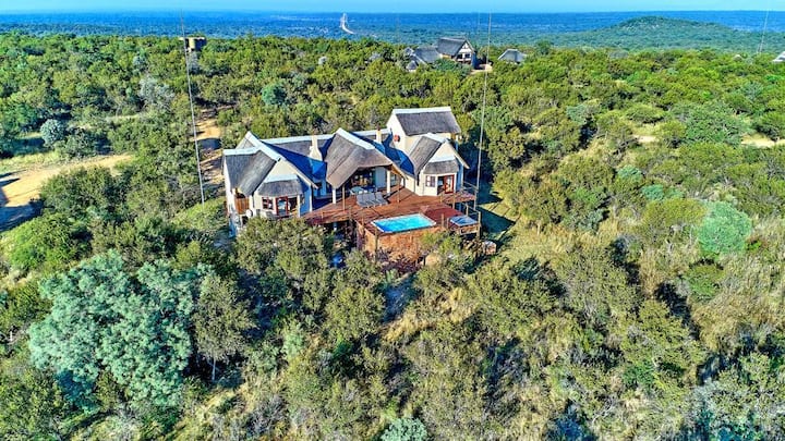 Large Group Getaway With 7 Bedrooms & Views - Bela-Bela