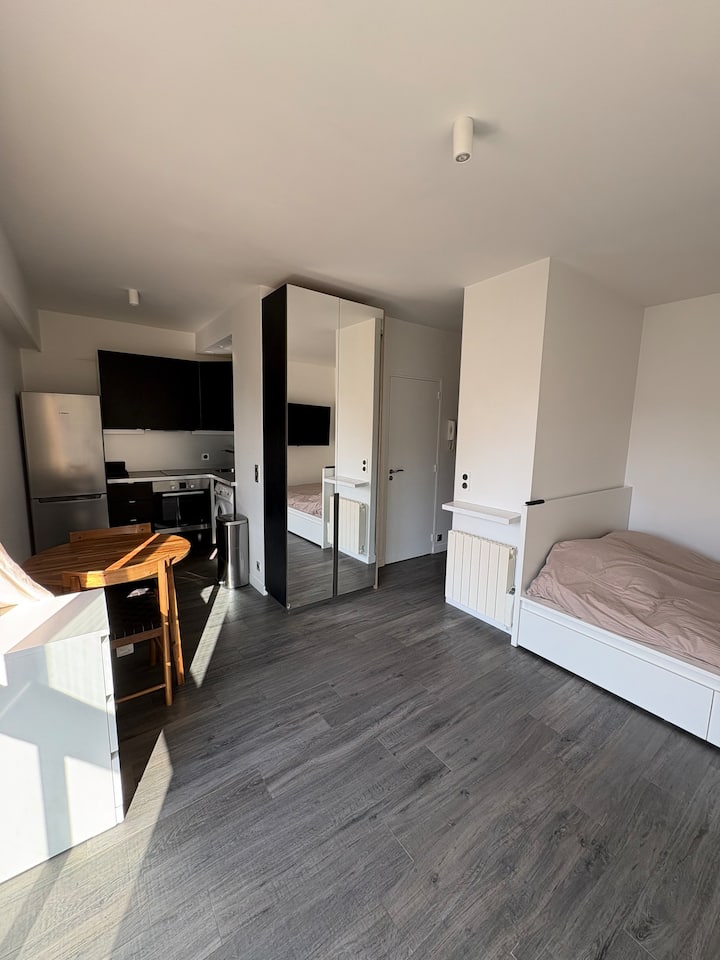 Superbe Studio Lumineux Avec Vue Dégagée - Neuilly-sur-Seine