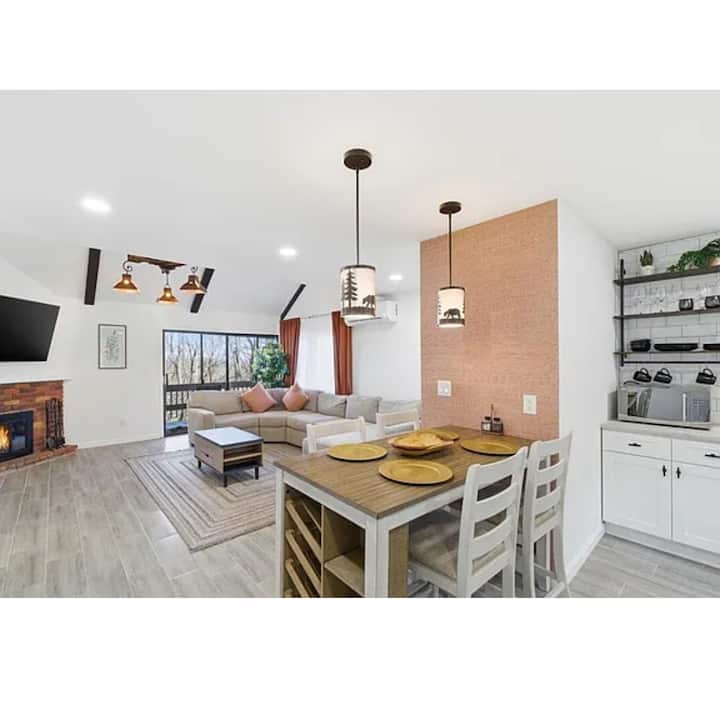Modern Poconos Townhome In Camelback! - Tannersville, PA