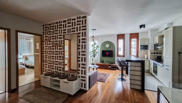 Stylish 2br Home With Terrace & Garage Parking - Węgry