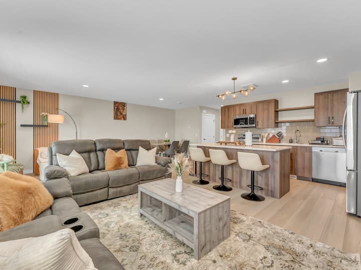 3br Modern Home | 85” Tv | Free Parking | Sleeps 6 - Medicine Hat