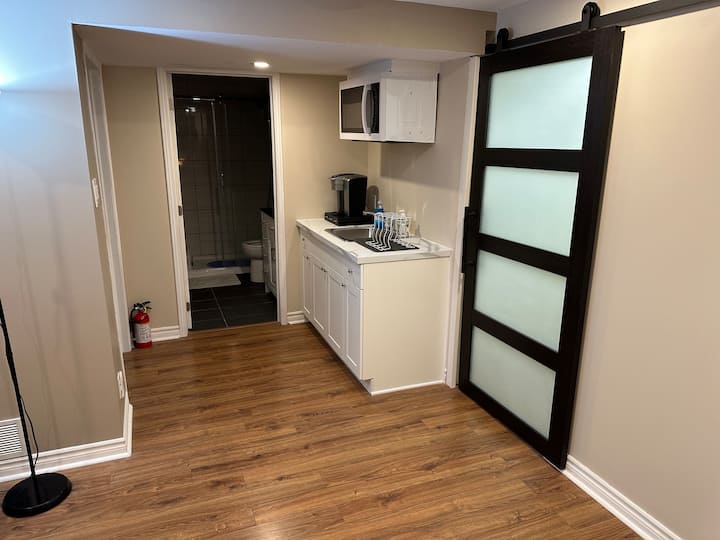Private 1bdr Suite, Kitchenette, 46tv & Work Space - オタワ