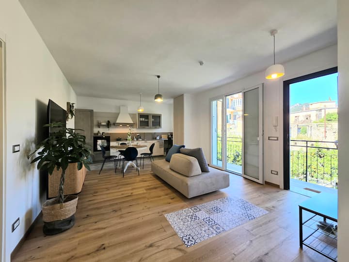 Finalborgo •Vue Sur Les Remparts Médiévaux | Bike - Finale Ligure