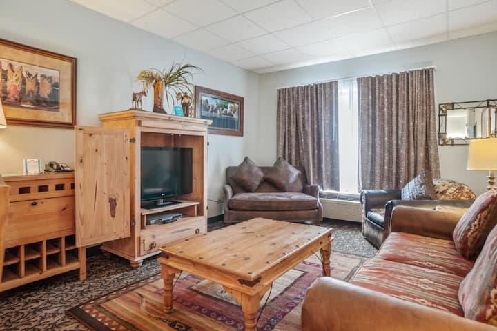 Elevation Inn | 1br Deluxe | Scenic Gateway - Rapid City, SD