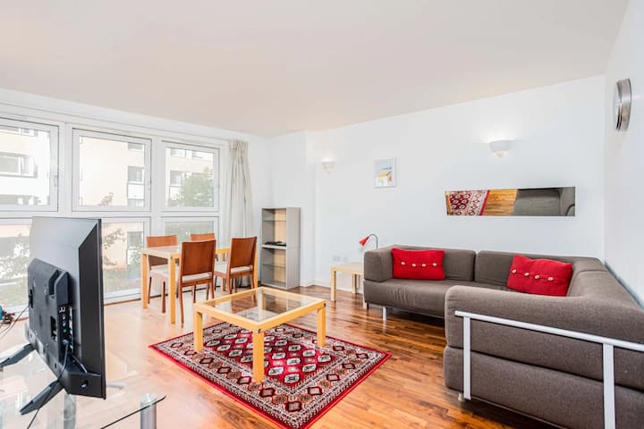 Stunning Canary Wharf Apartment | Balcony + Pool - Charlton - London